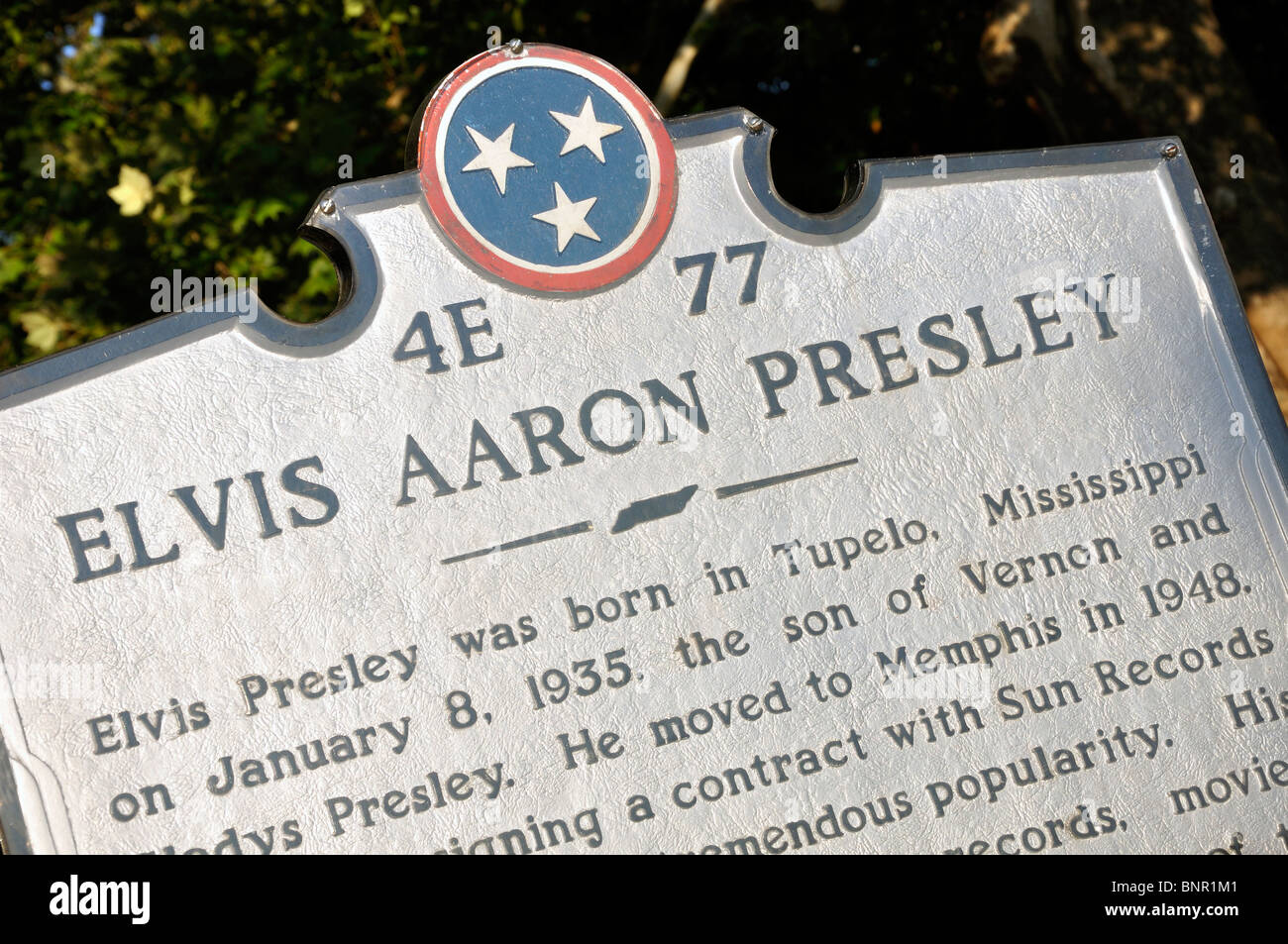 Memorial sign at Elvis Presley's house (Graceland) in Memphis ...