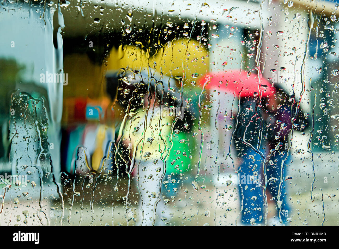 People with umbrellas in the rain hi-res stock photography and images ...