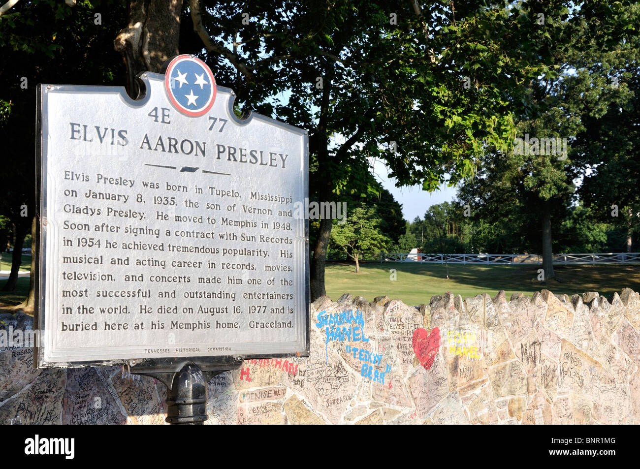 Memorial sign at Elvis Presley's house (Graceland) in Memphis ...