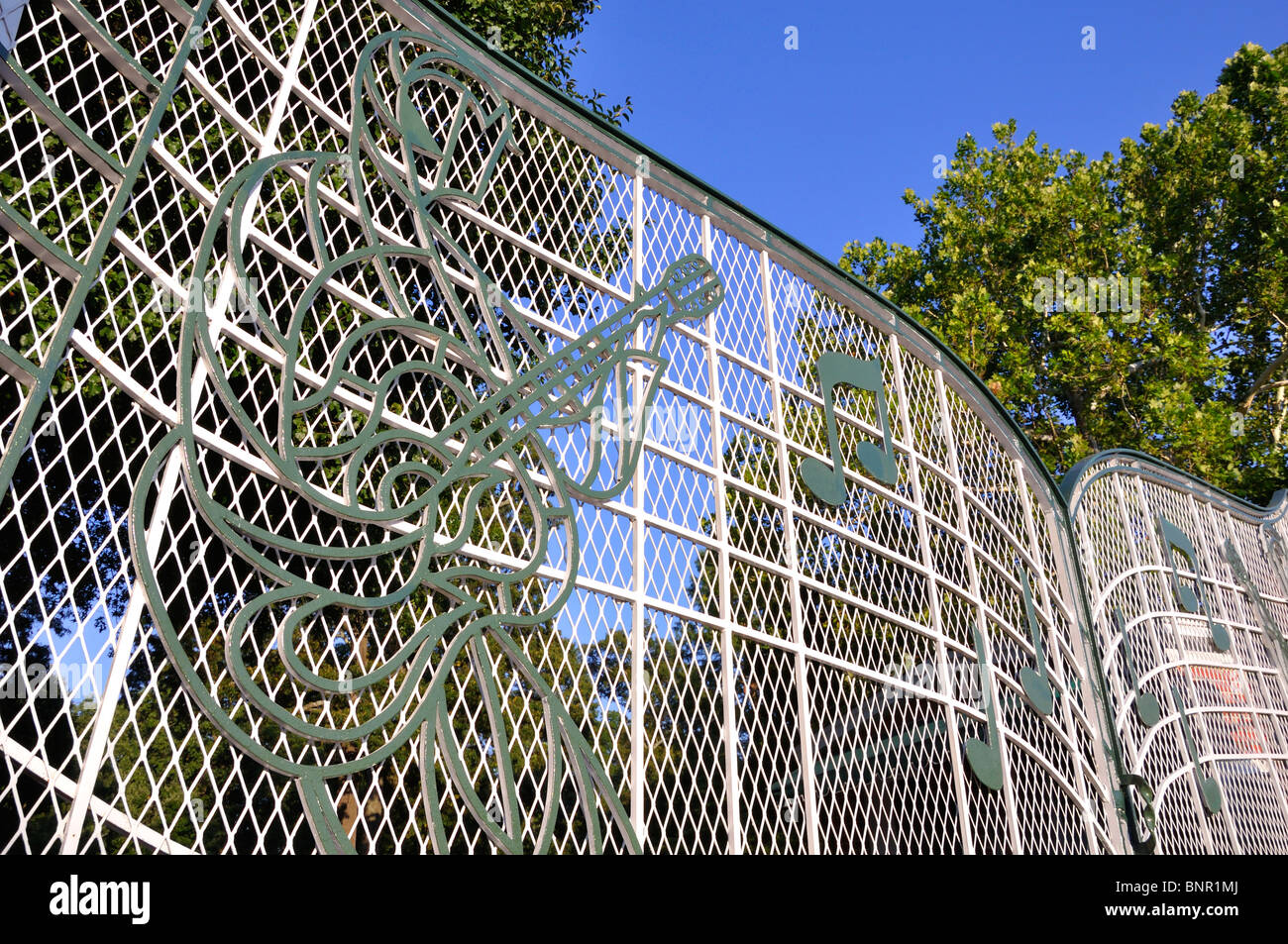 Gate of Elvis Presley's house (Graceland) in Memphis, Tennessee, USA ...