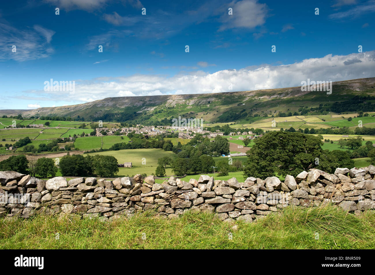 Village of Reeth in Swaledale, from Harkerside, with Fremington Edge in ...