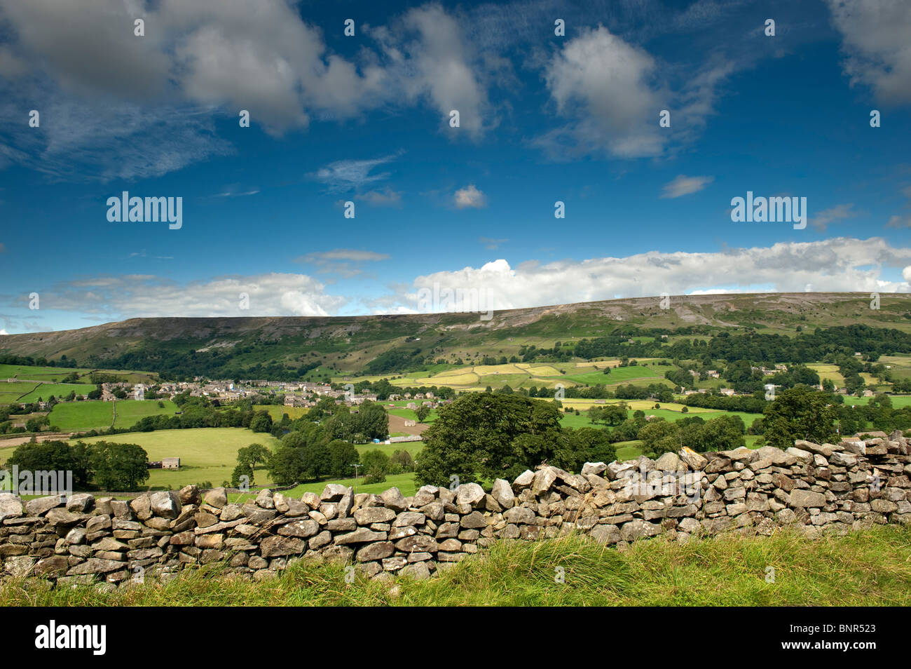 Village of Reeth in Swaledale, from Harkerside, with Fremington Edge in ...