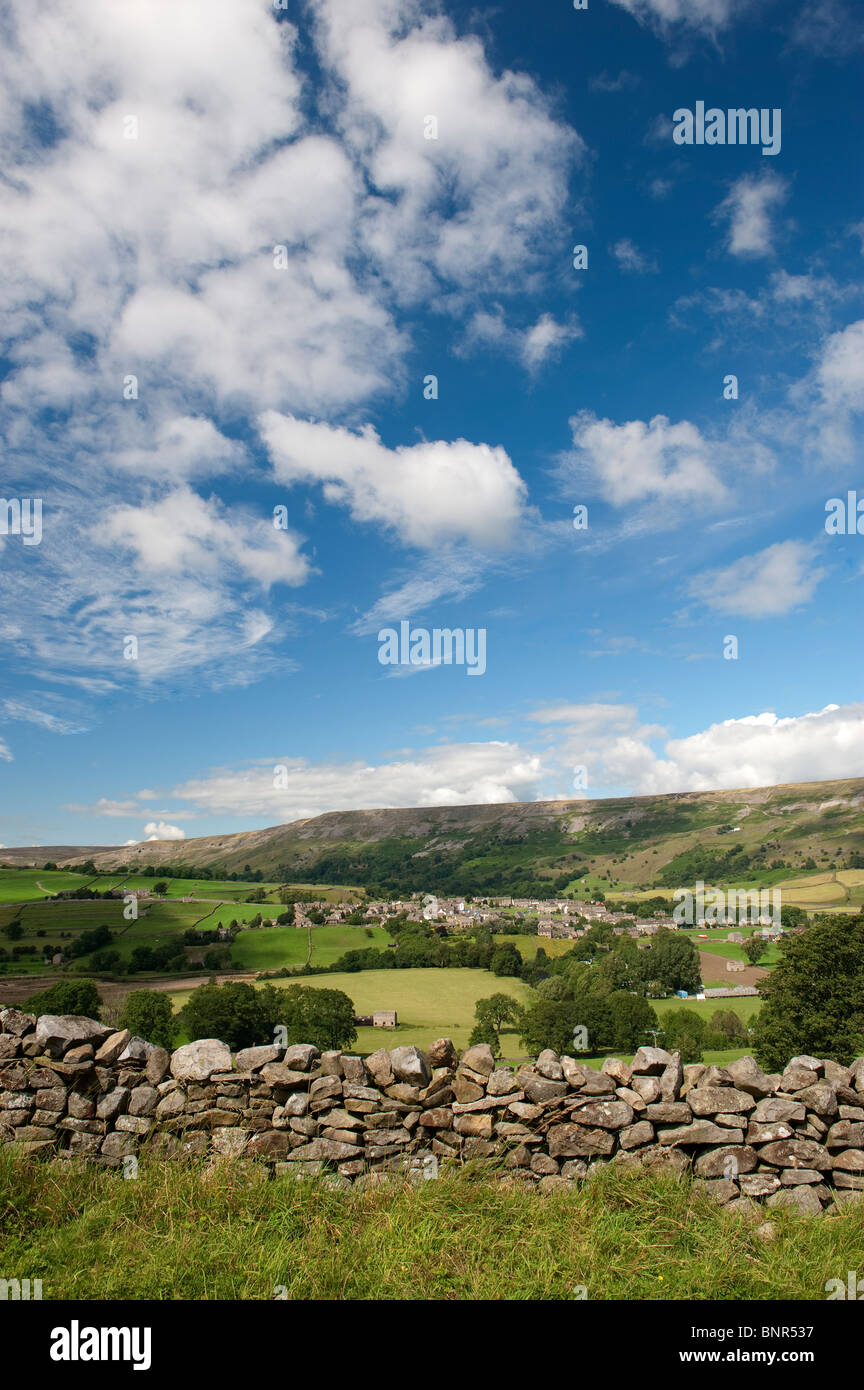Village of Reeth in Swaledale, from Harkerside, with Fremington Edge in ...