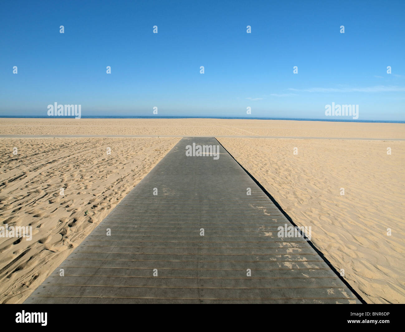 Beach boardwalk leading to empty and sea Stock Photo - Alamy