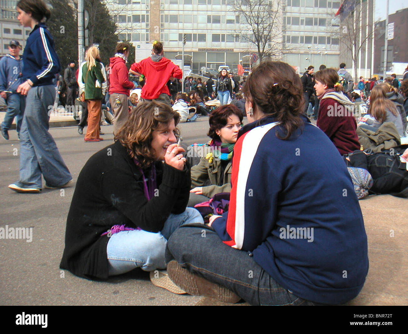 School girls smoking hi-res stock photography and images - Alamy