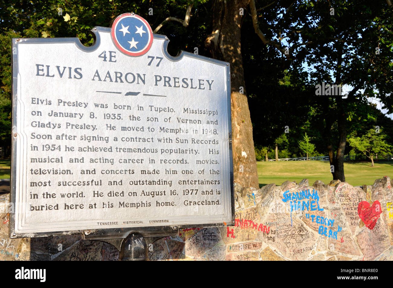 Memorial sign at Elvis Presley's house (Graceland) in Memphis ...