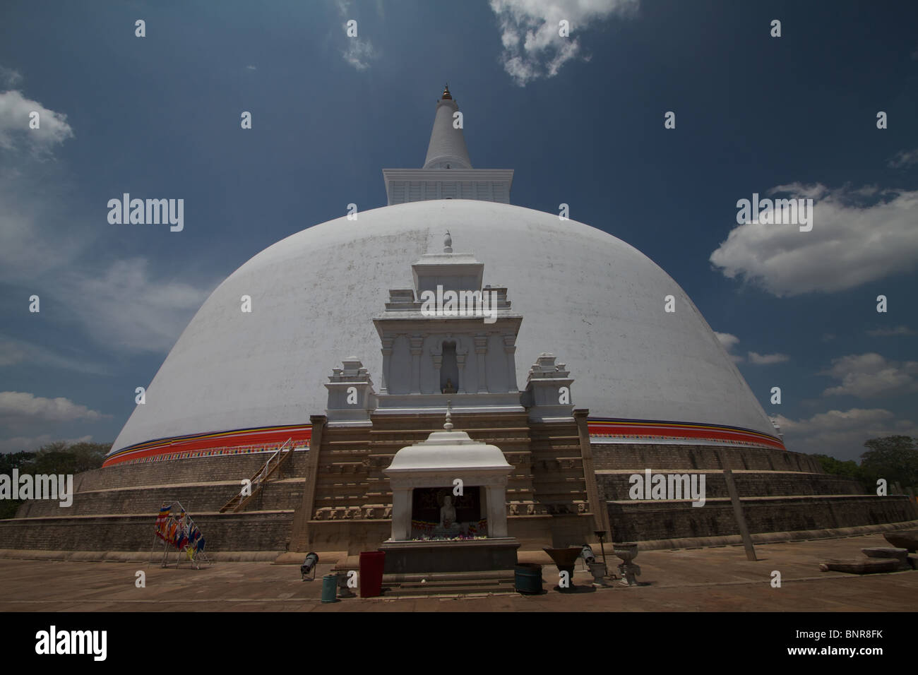 ruvanvelisaya dagoba, anuradhapura Stock Photo - Alamy