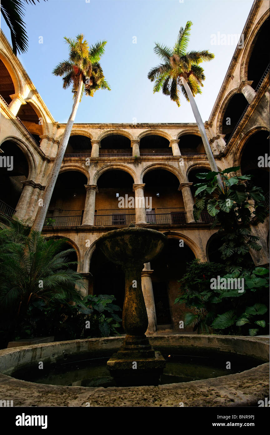 Cuban colonial house with interior court yard and fountain in Old ...