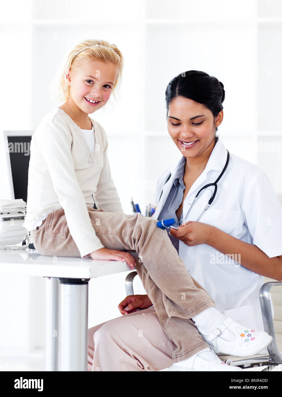 Female doctor checking her patient's reflex Stock Photo - Alamy