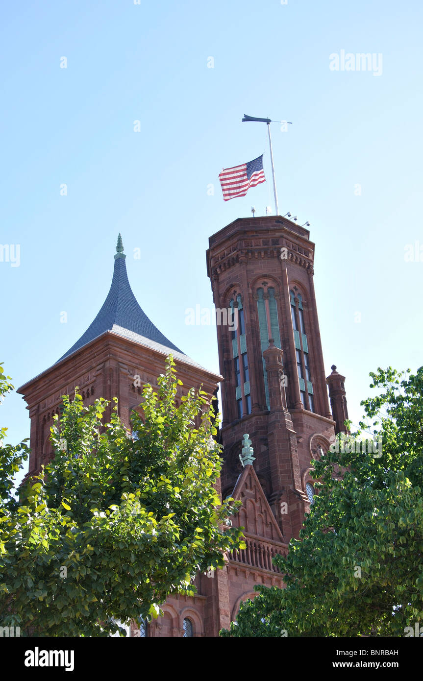 The Smithsonian Castle ( Smithsonian Institution ), Washington DC, USA ...