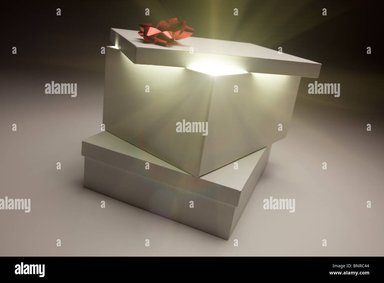 Red gradated background hi-res stock photography and images - Alamy