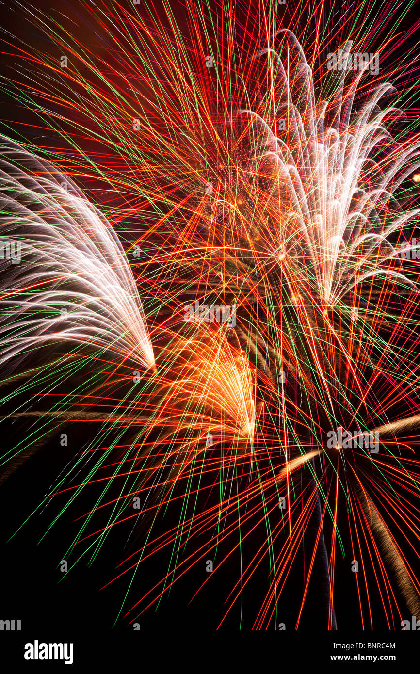 Fireworks exploding in night sky hi-res stock photography and images ...