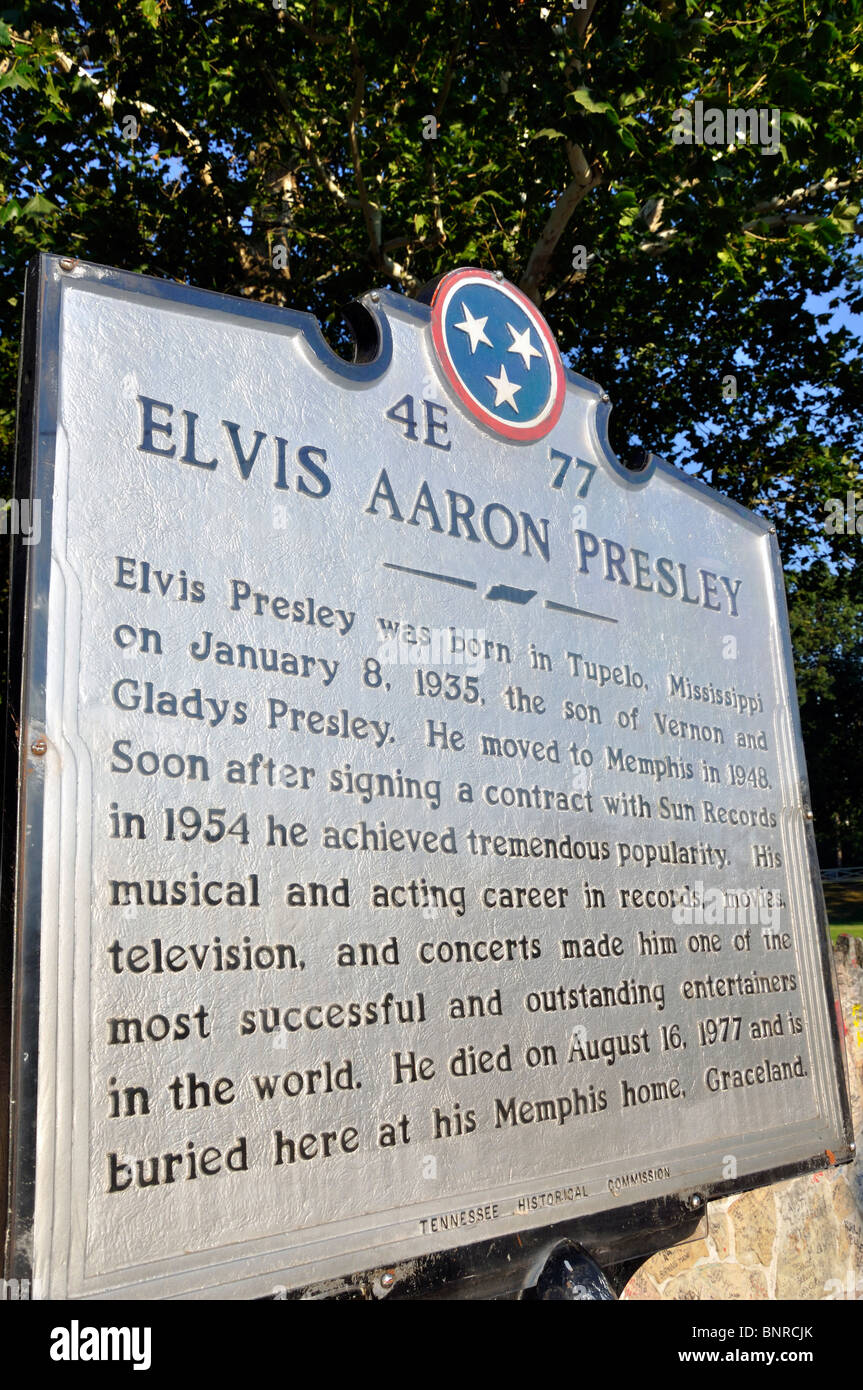 Memorial sign at Elvis Presley's house (Graceland) in Memphis ...