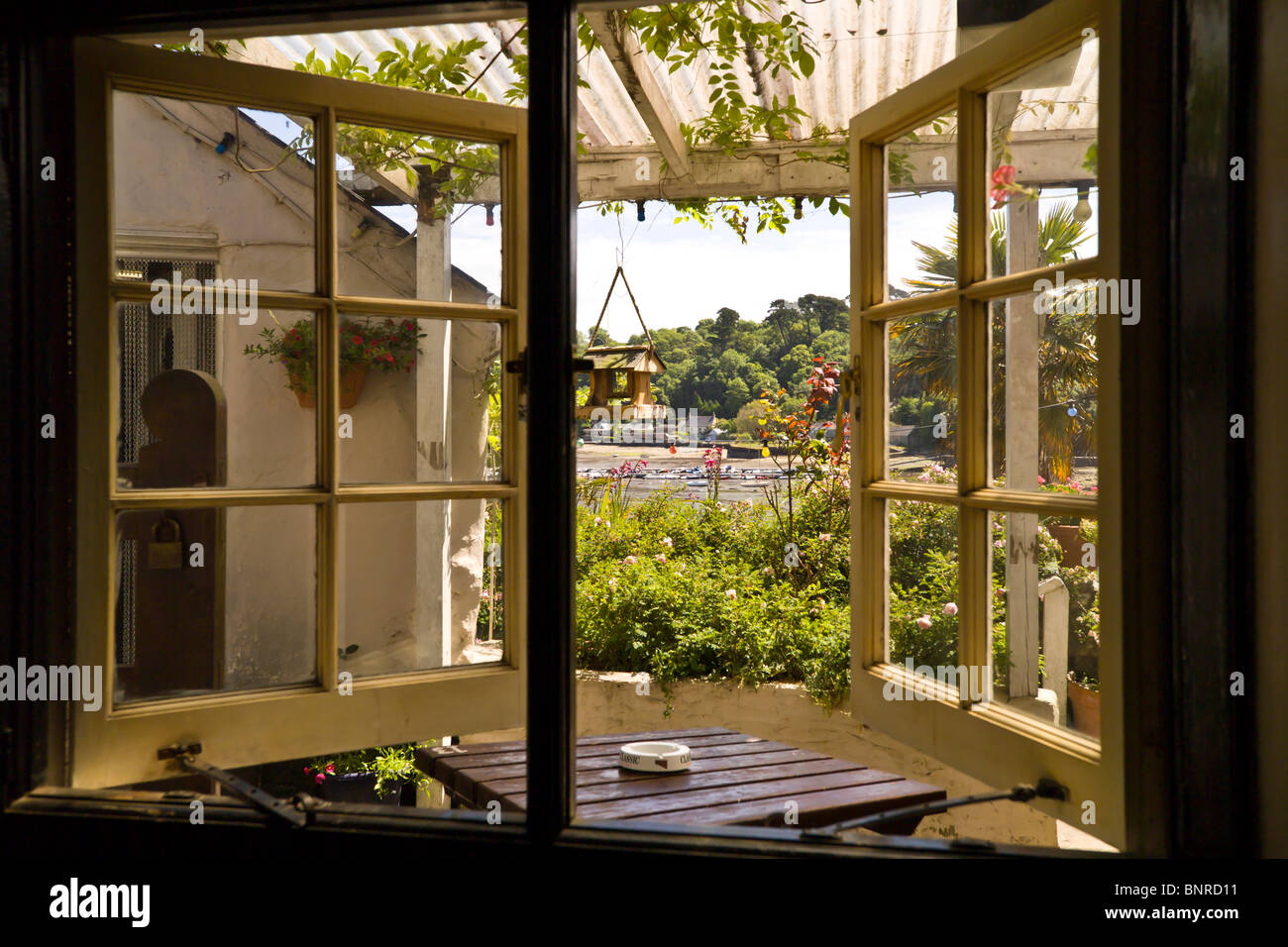 Pub windows hi-res stock photography and images - Alamy