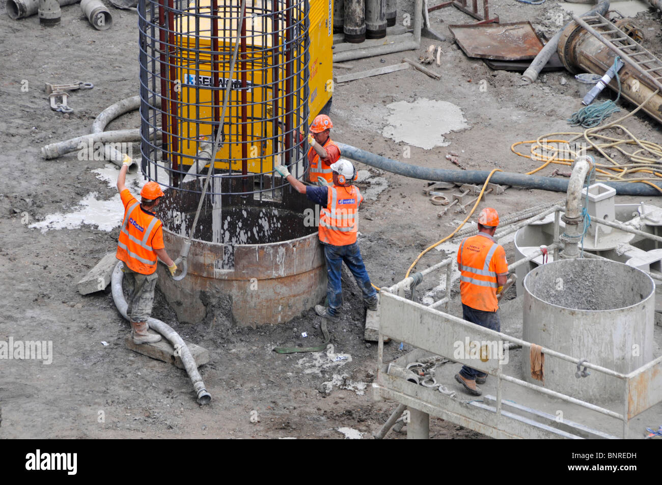 Pile foundation hi-res stock photography and images - Alamy