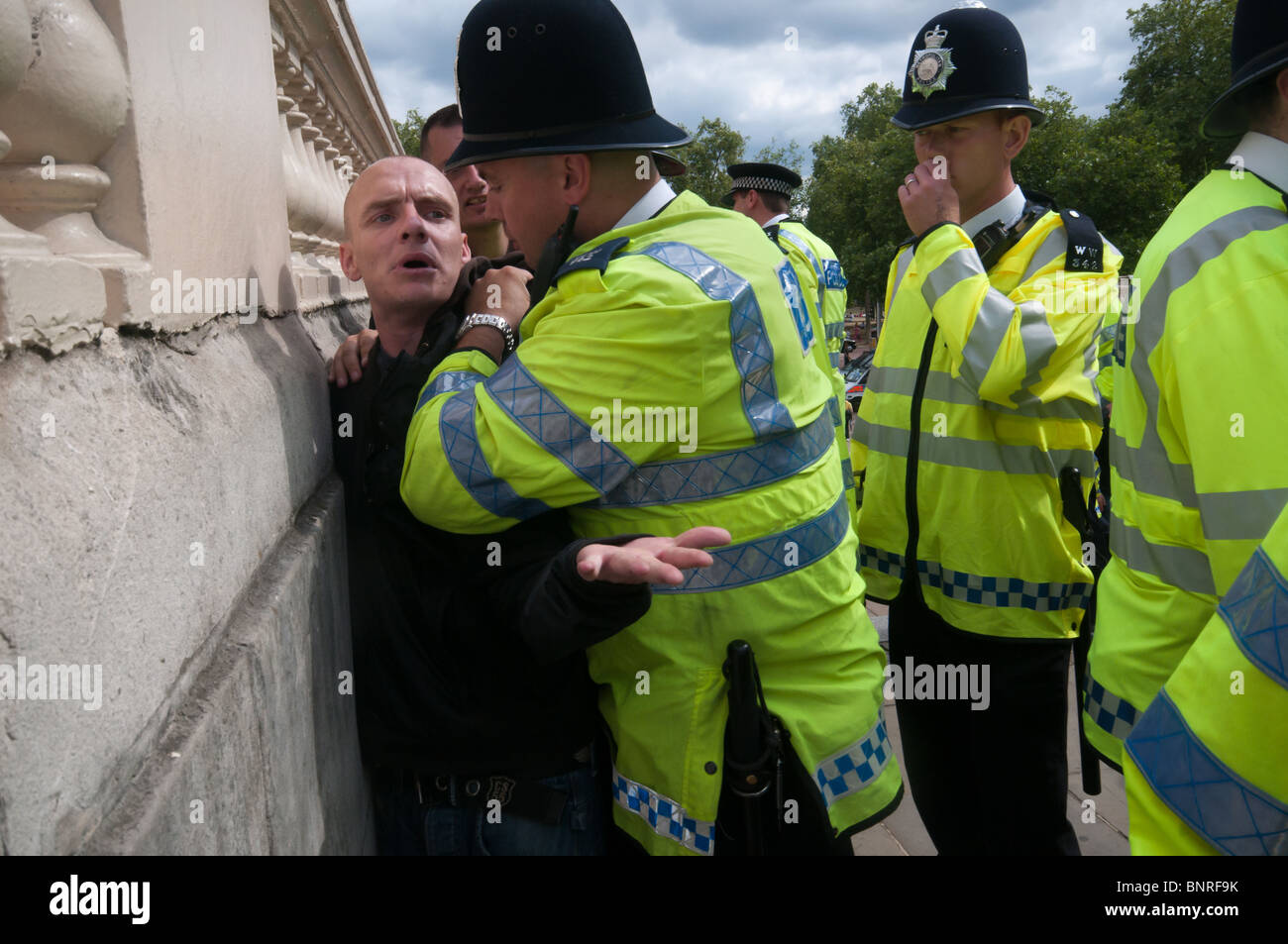 Police officer holds demonstrator against wall and issues warning at ...