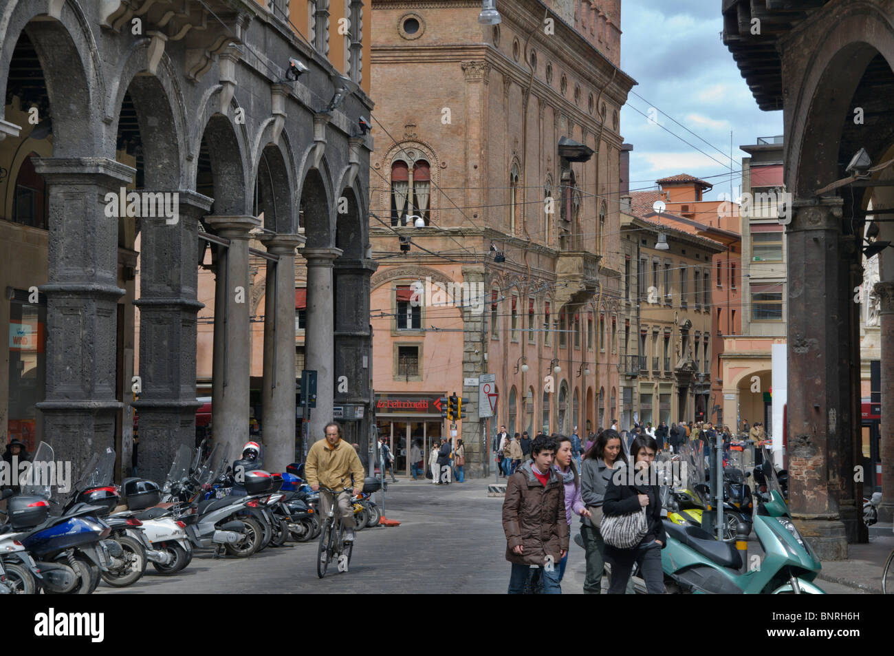 Bologna arcades hi-res stock photography and images - Alamy