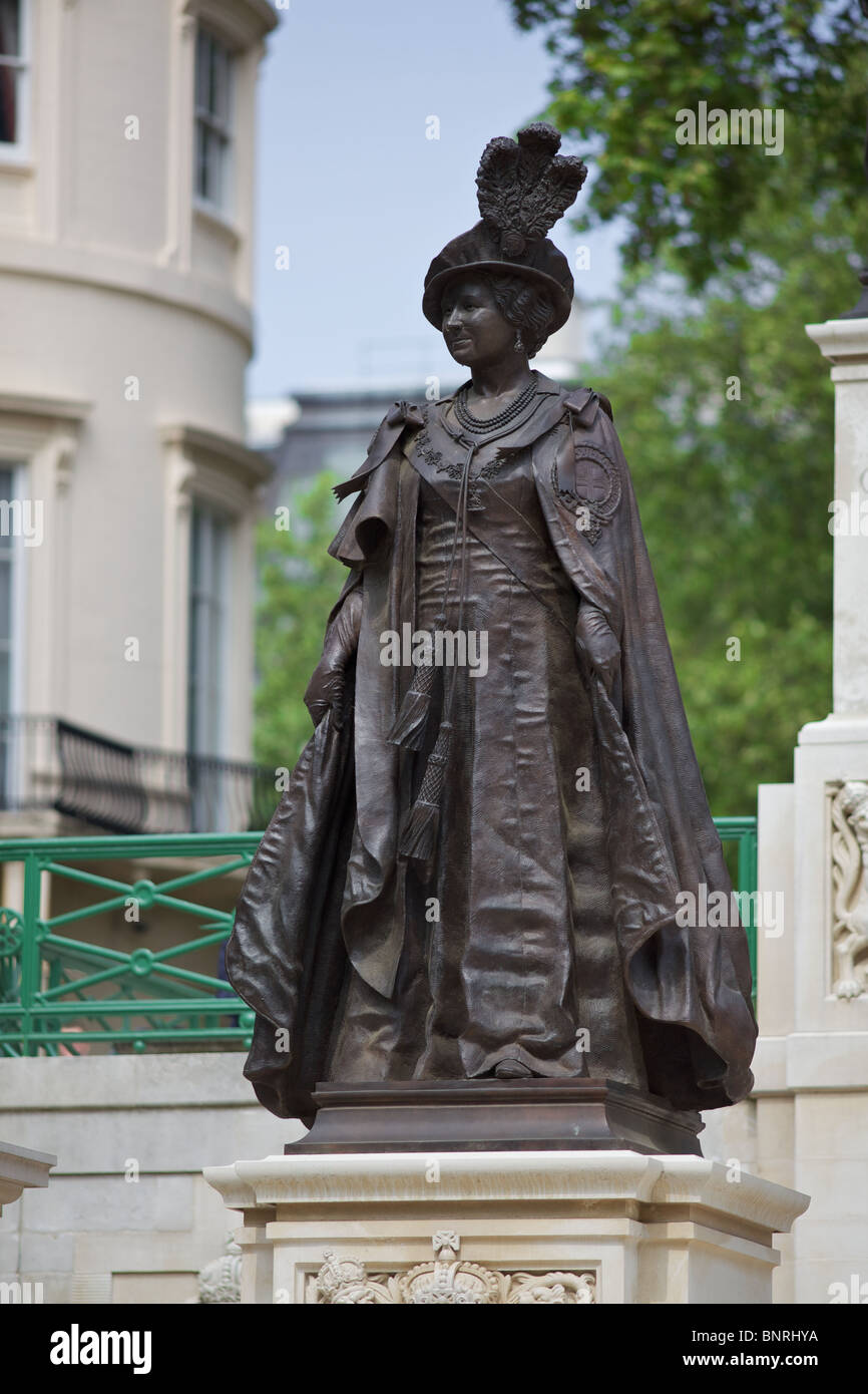 Statue of Queen Elizabeth the Queen mother, in the Mall, London Stock ...