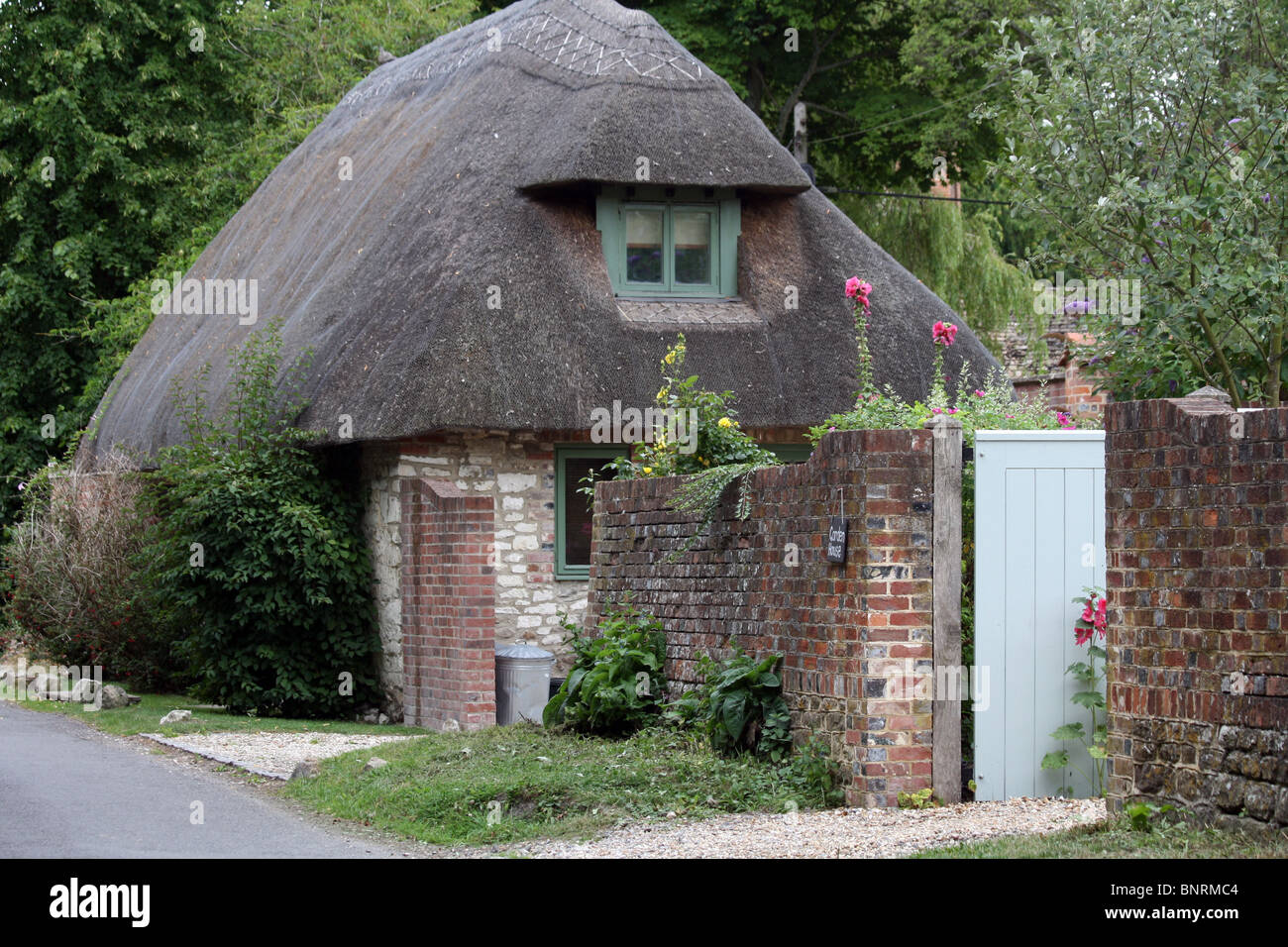 Thatched cottage in Woolstone Oxfordshire, England Stock Photo - Alamy