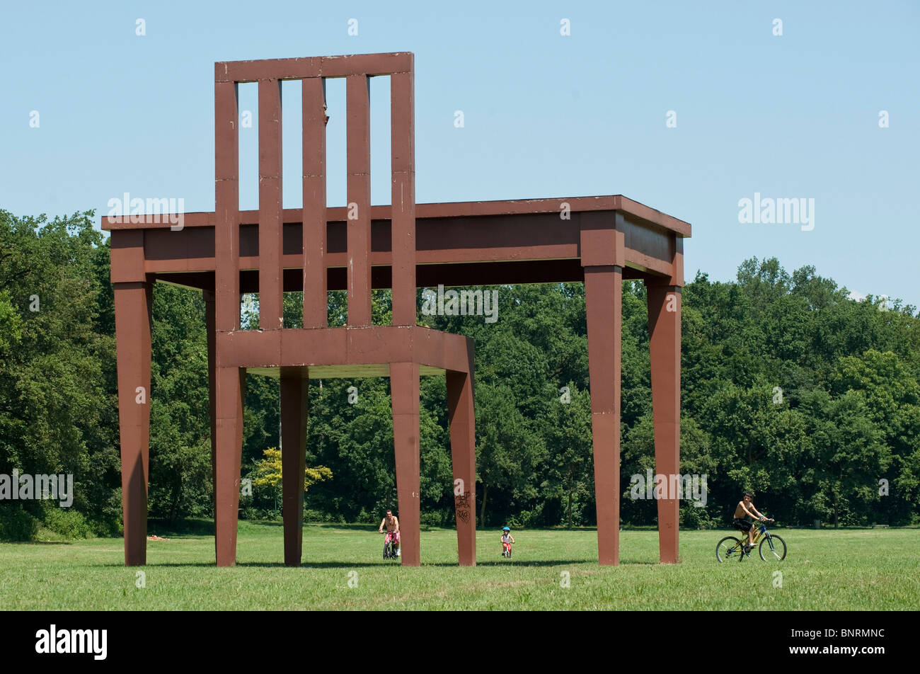 Giant artwork hi-res stock photography and images - Alamy