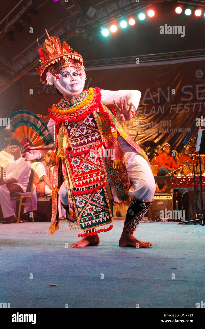 Traditional Indonesian dance Stock Photo - Alamy