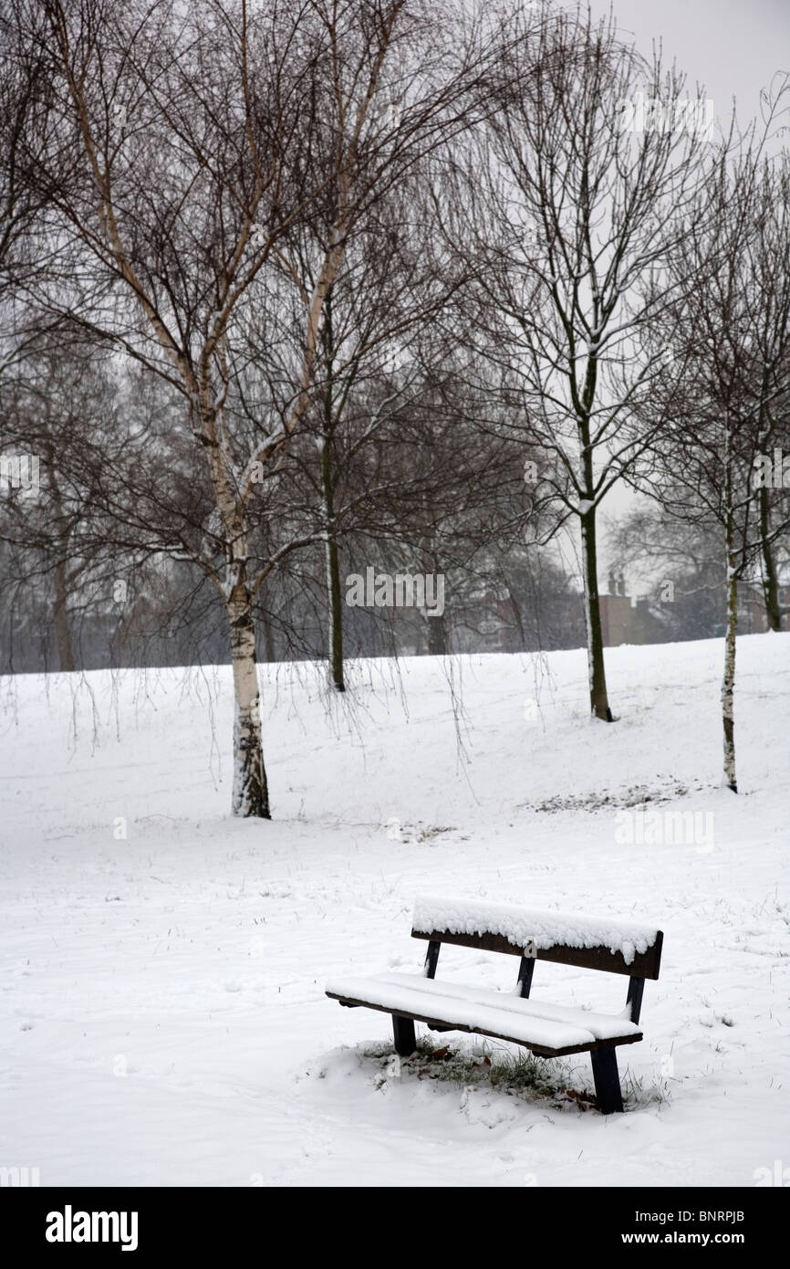 Clapham Common bench in the snow Stock Photo - Alamy