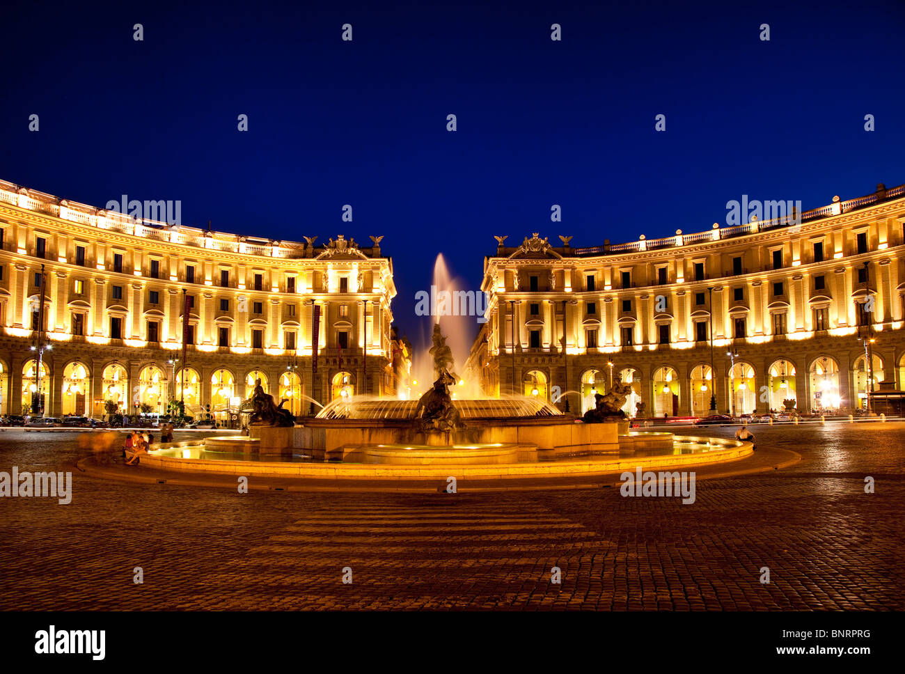 Piazza fountain roundabout hi-res stock photography and images - Alamy