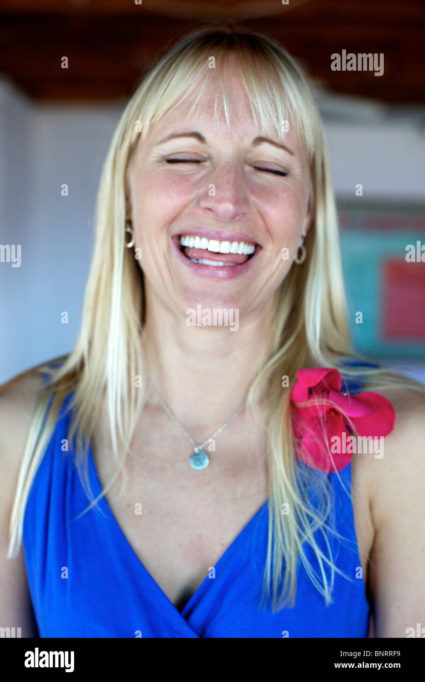 Female wearing flower in hair hi-res stock photography and images - Alamy