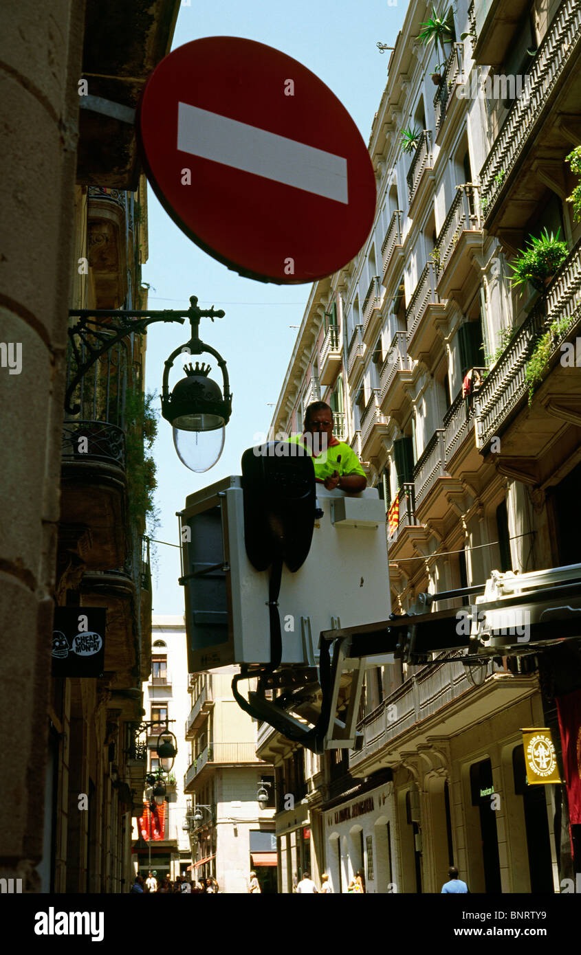 Street lamps being looked after at Carrer d'Avinyo in the Barri Gótic ...