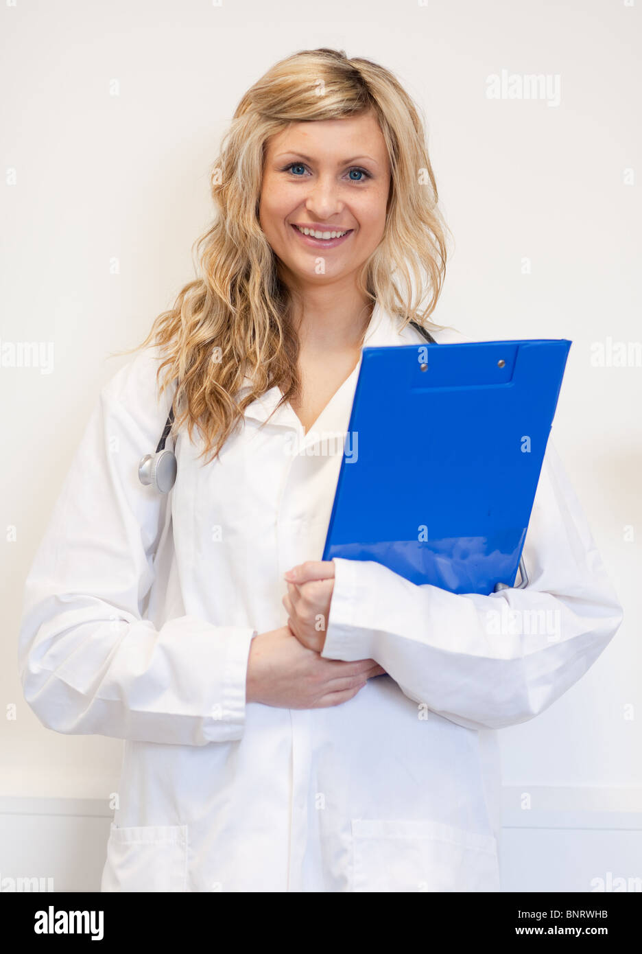 Beautiful female surgeon holding a report Stock Photo - Alamy Beautiful female surgeon holding a report Stock Photo - Alamy