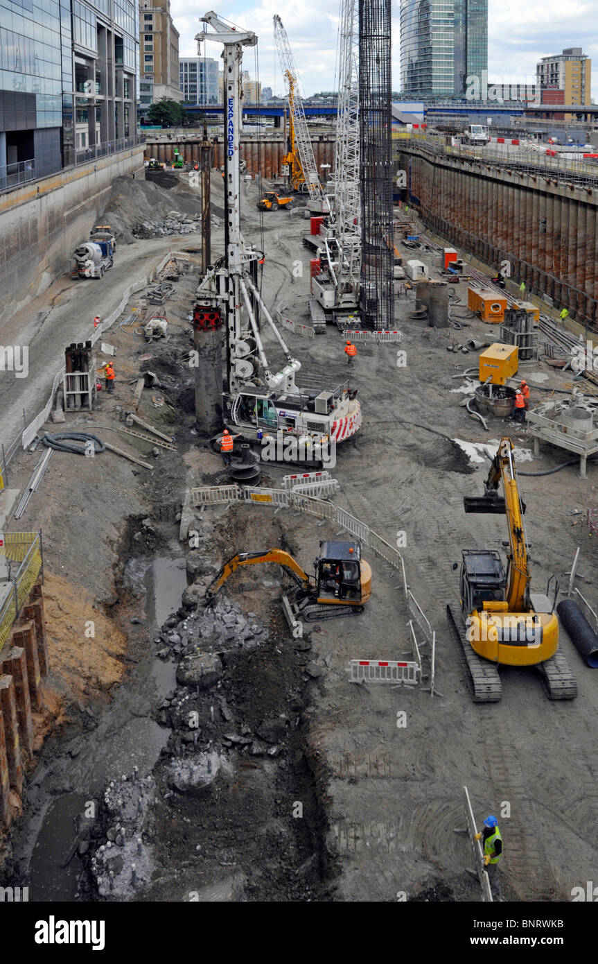 Elizabeth line station canary wharf hi-res stock photography and images ...