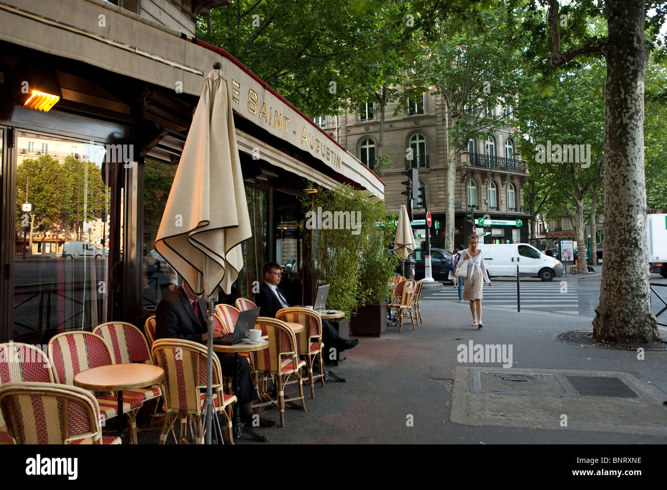 Paris cafe hi-res stock photography and images - Alamy