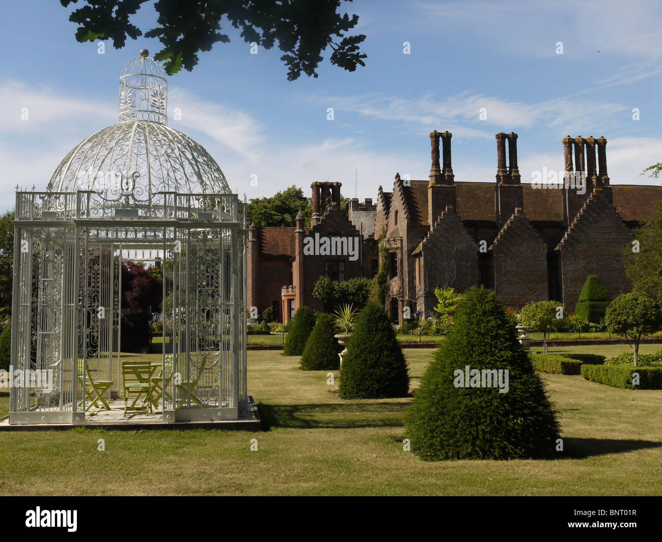 Chenies manor house and gardens hi-res stock photography and images - Alamy