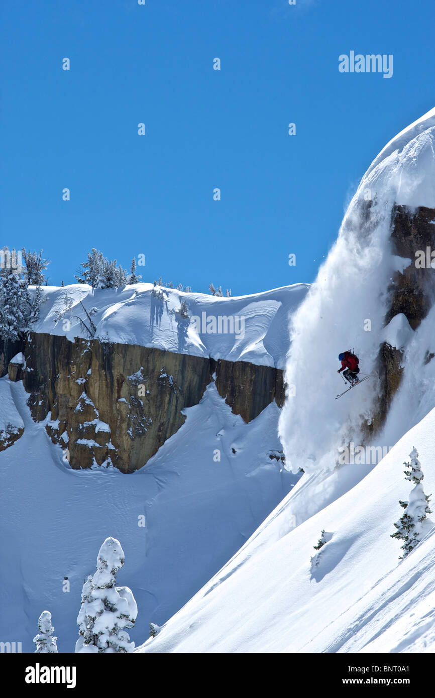 Man skiing off cliff hi-res stock photography and images - Alamy