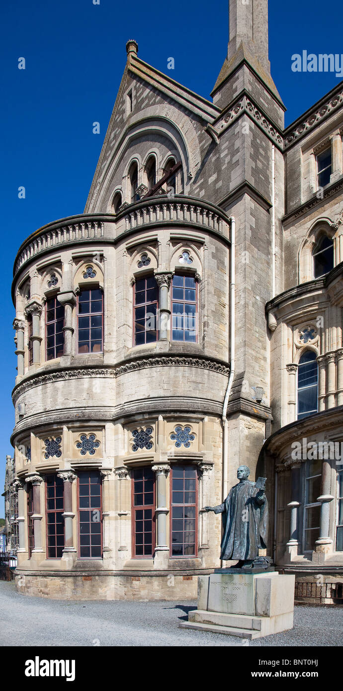 Old college university building statue hi-res stock photography and ...