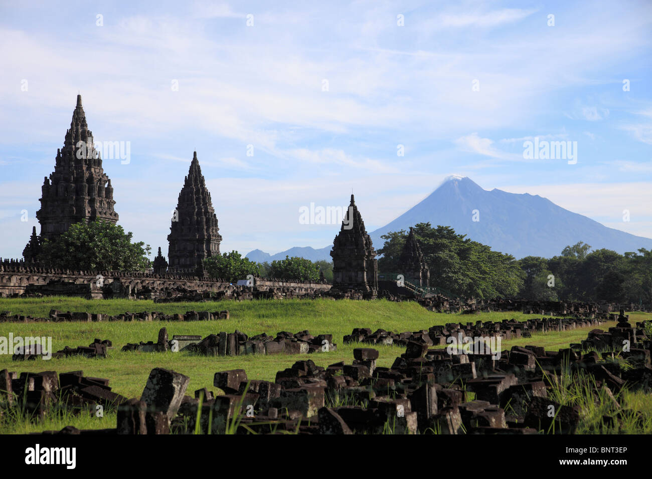 Indonesia, Java, Prambanan, hindu temples, Gunung Merapi volcano Stock ...