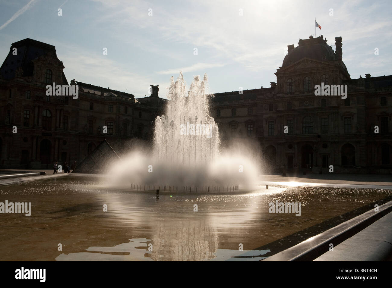 Fountain paris sun hi-res stock photography and images - Alamy