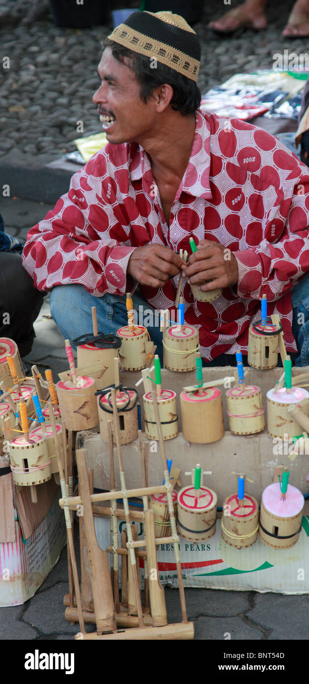 Indonesia; Java; Yogyakarta; street vendor of handicrafts, man, people ...