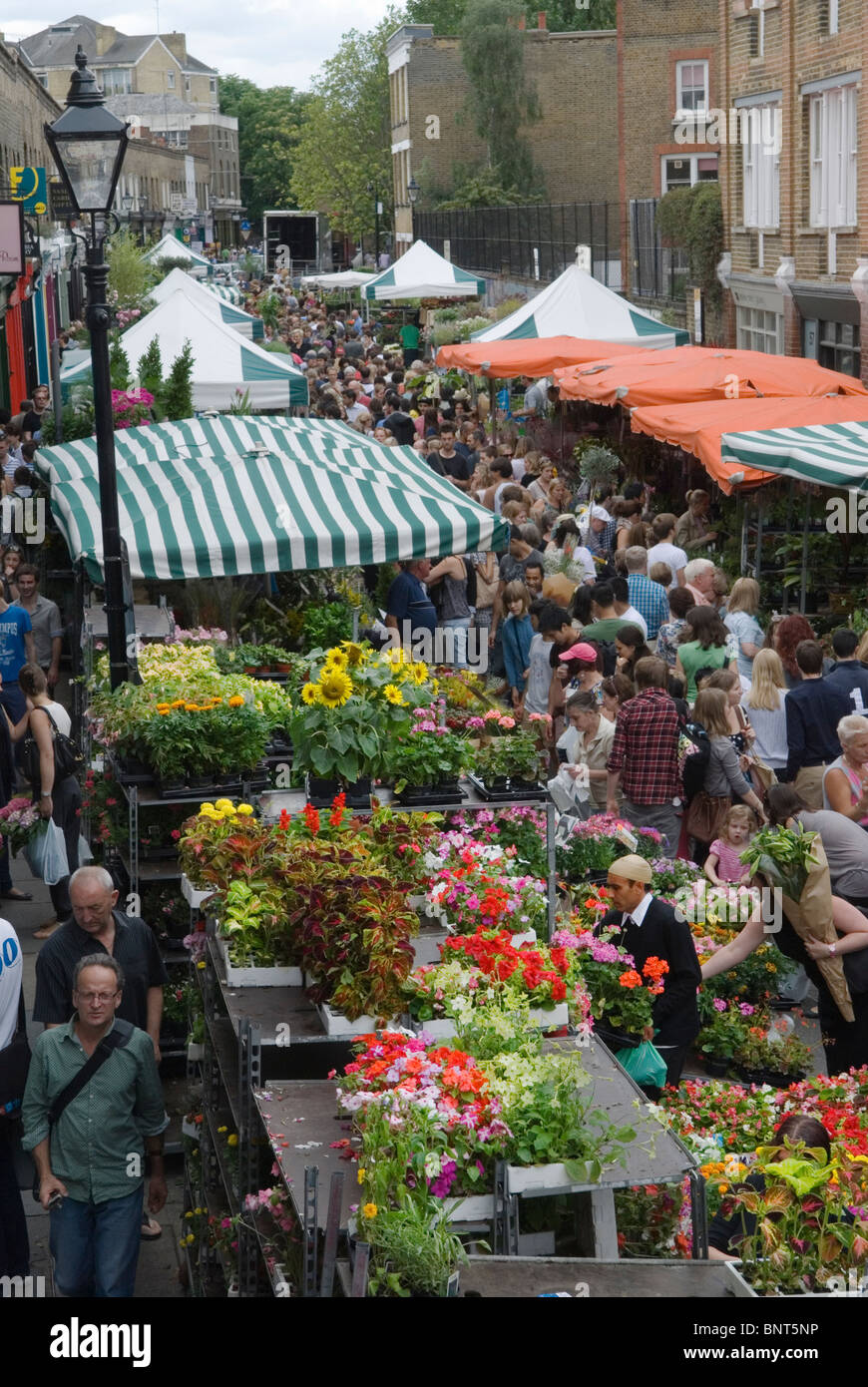 Weekly markets hi-res stock photography and images - Alamy