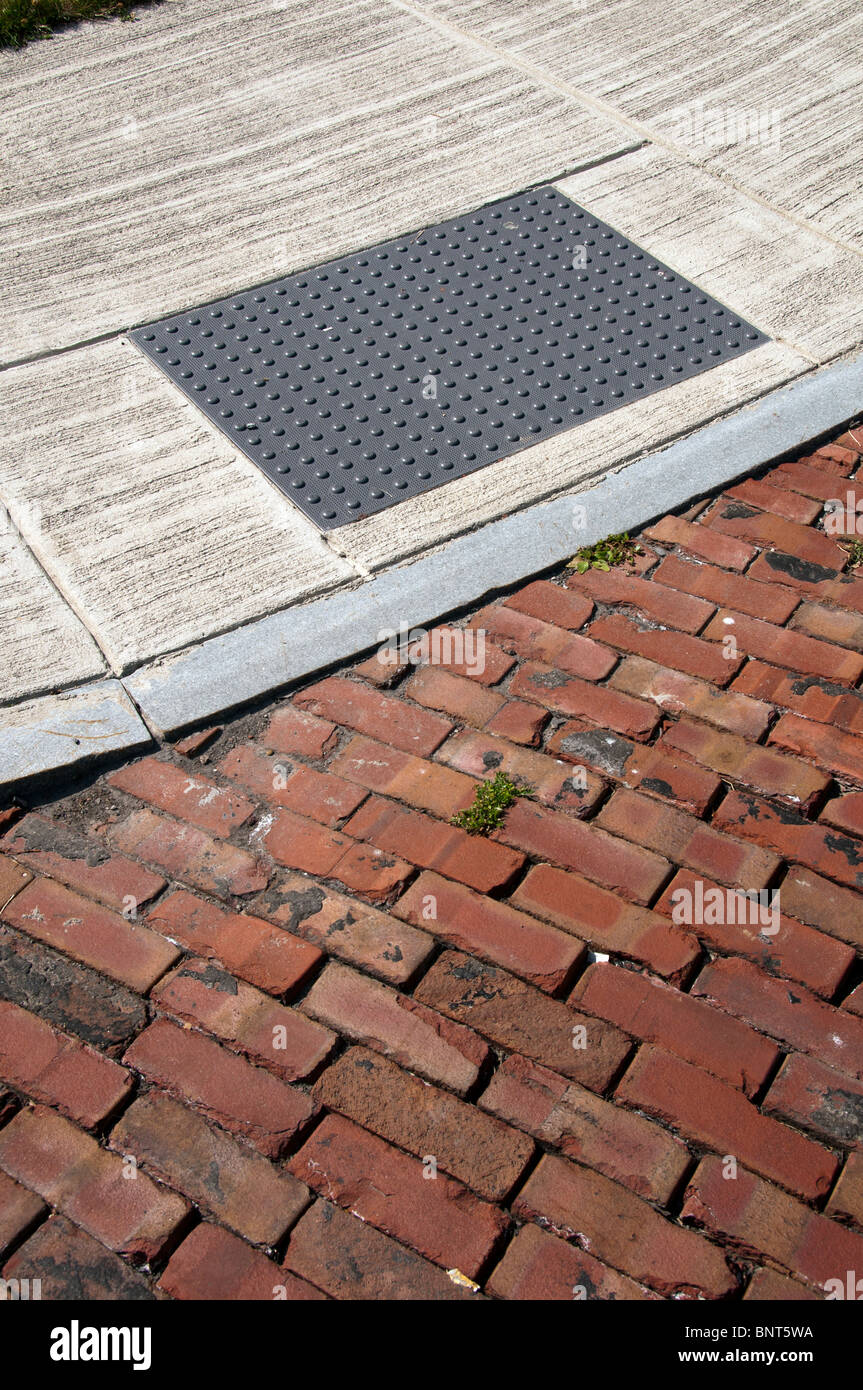 Red brick path hi-res stock photography and images - Alamy
