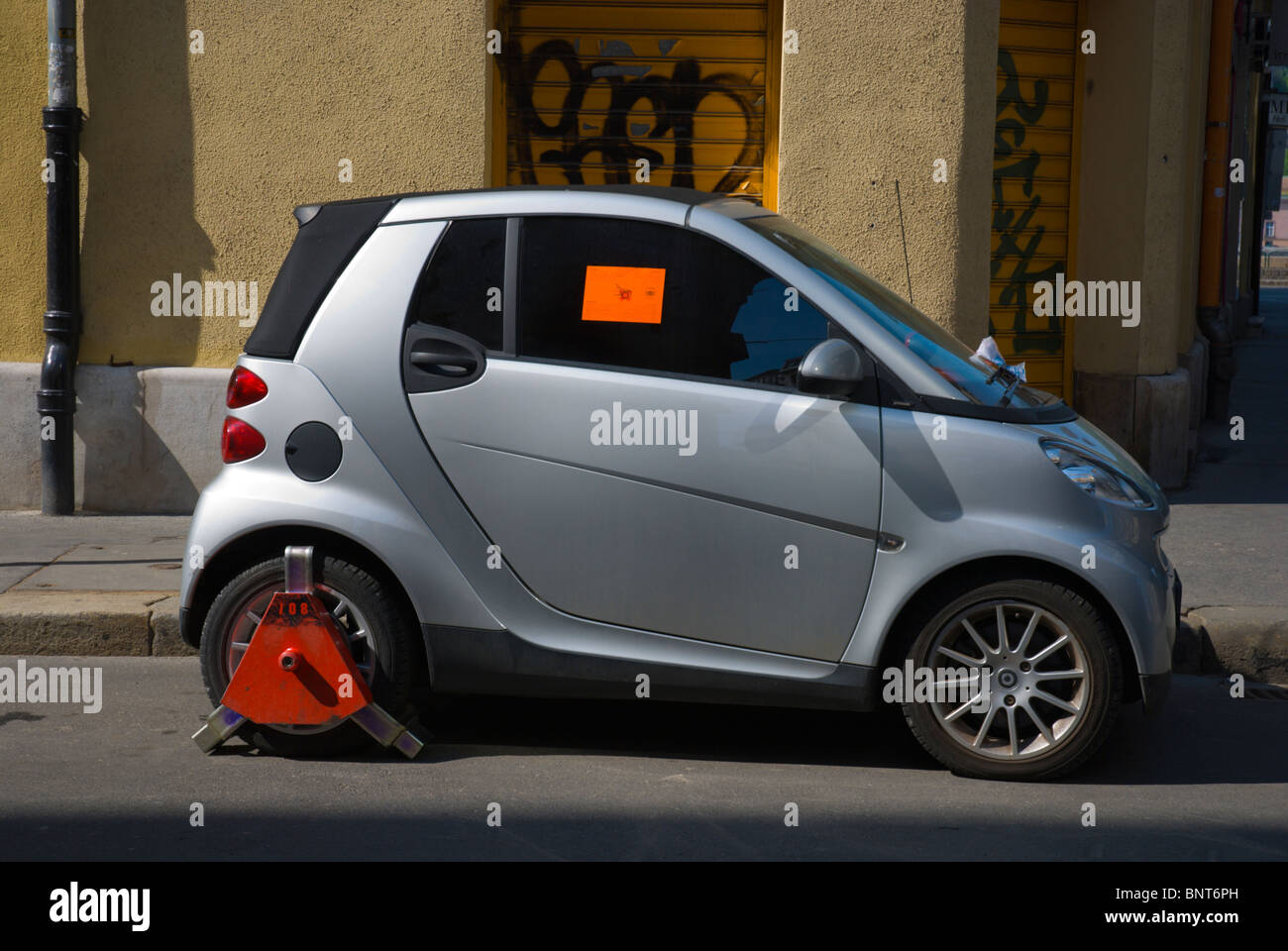 Curb car hi-res stock photography and images - Alamy