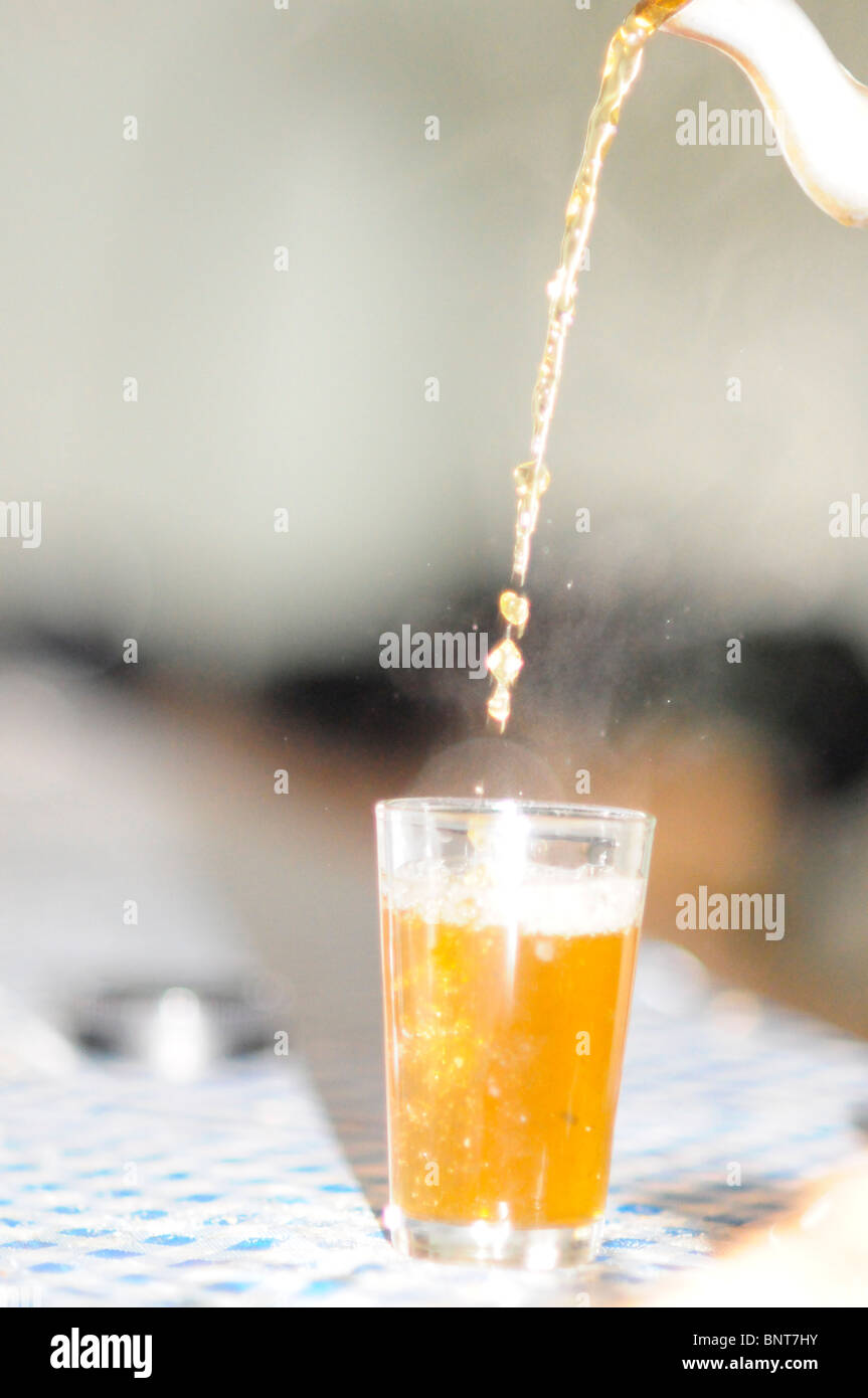 Poring mint tea Stock Photo - Alamy