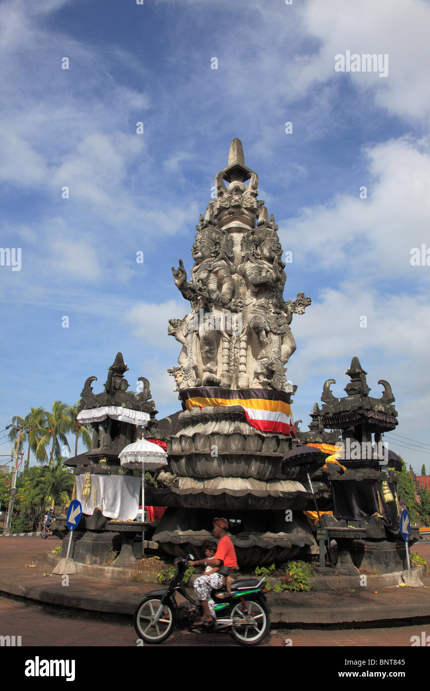Indonesia, Bali, Semarapura, roadside monument, statue Stock Photo - Alamy