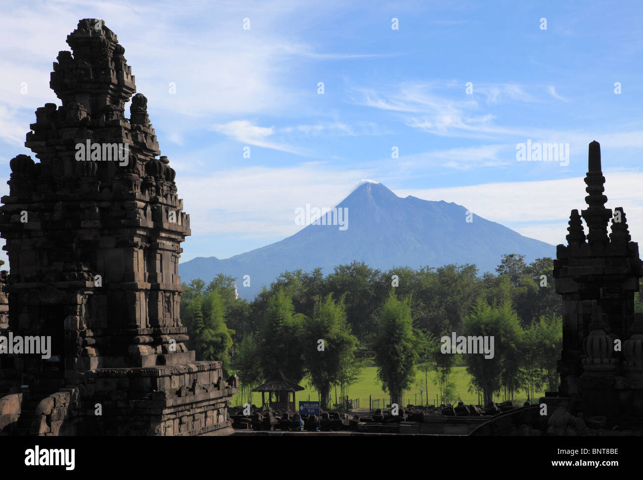 Indonesia, Java, Prambanan, hindu temples, Gunung Merapi volcano Stock ...
