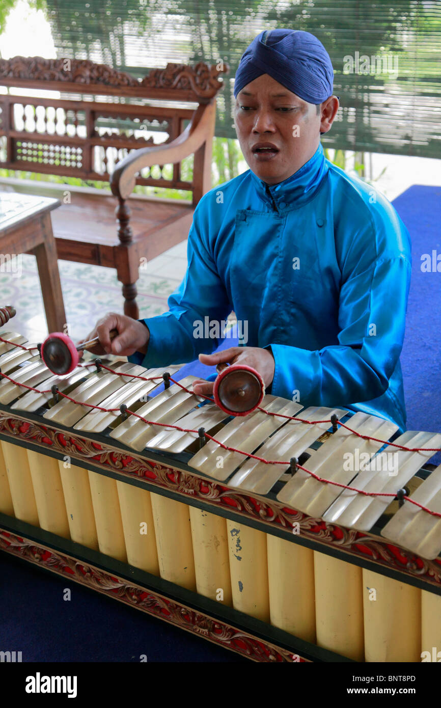 Gamelan java indonesia hi-res stock photography and images - Alamy