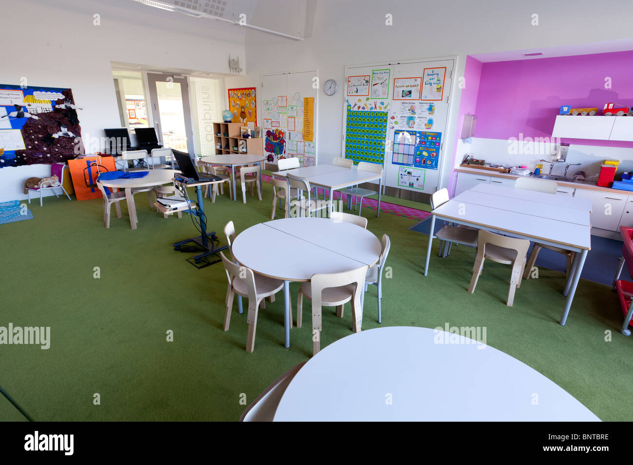Primary school classroom hi-res stock photography and images - Alamy
