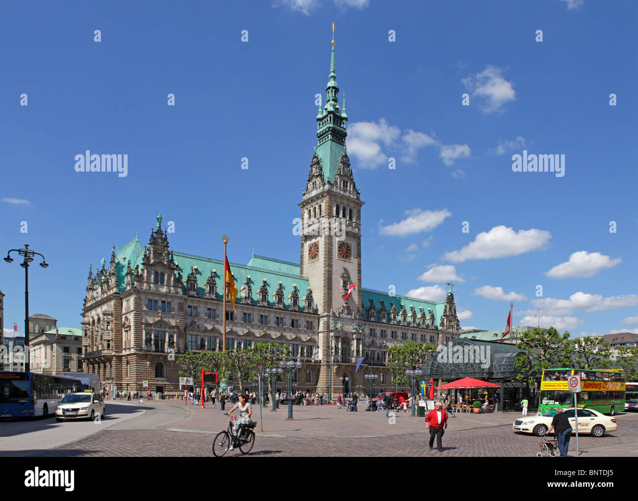 Hamburg city hall hi-res stock photography and images - Alamy
