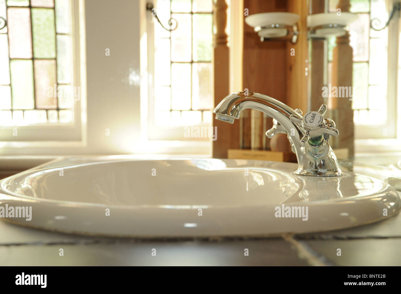 White basin sink hi-res stock photography and images - Alamy