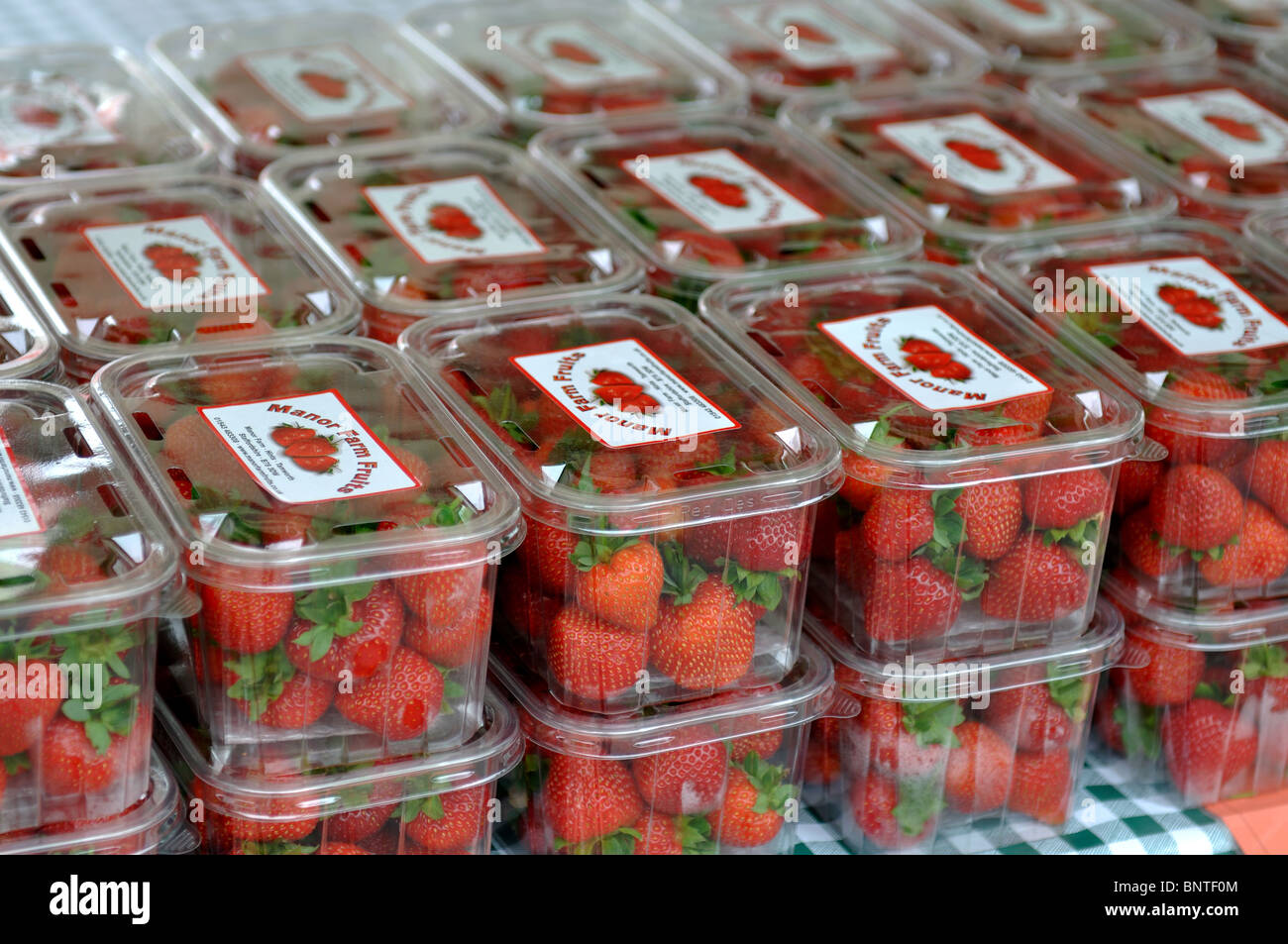 Strawberry punnets hi-res stock photography and images - Alamy