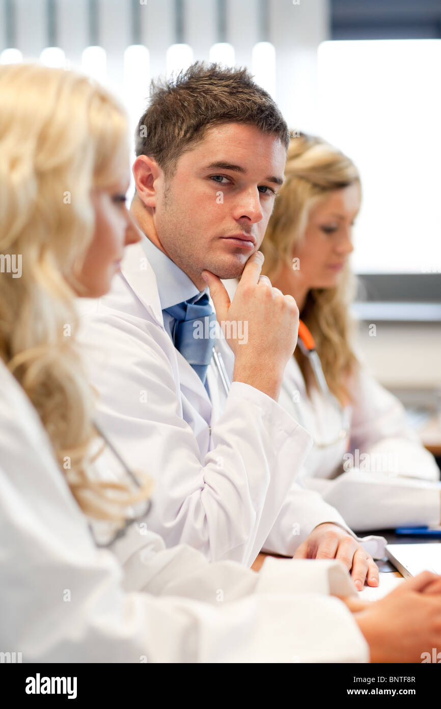 Team round table hi-res stock photography and images - Alamy